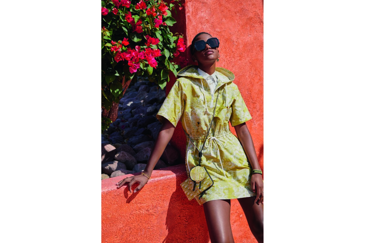Dior dévoile ses articles de plage avec sa collection Dioriviera