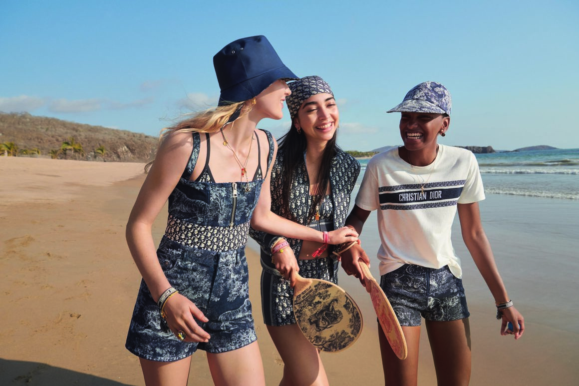 Dior dévoile ses articles de plage avec sa collection Dioriviera