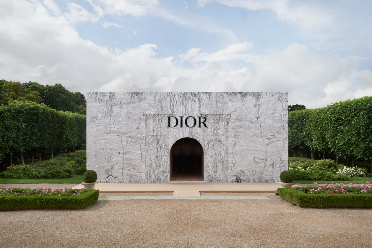 Dior : Visitez le décor de son dernier défilé en plein Paris