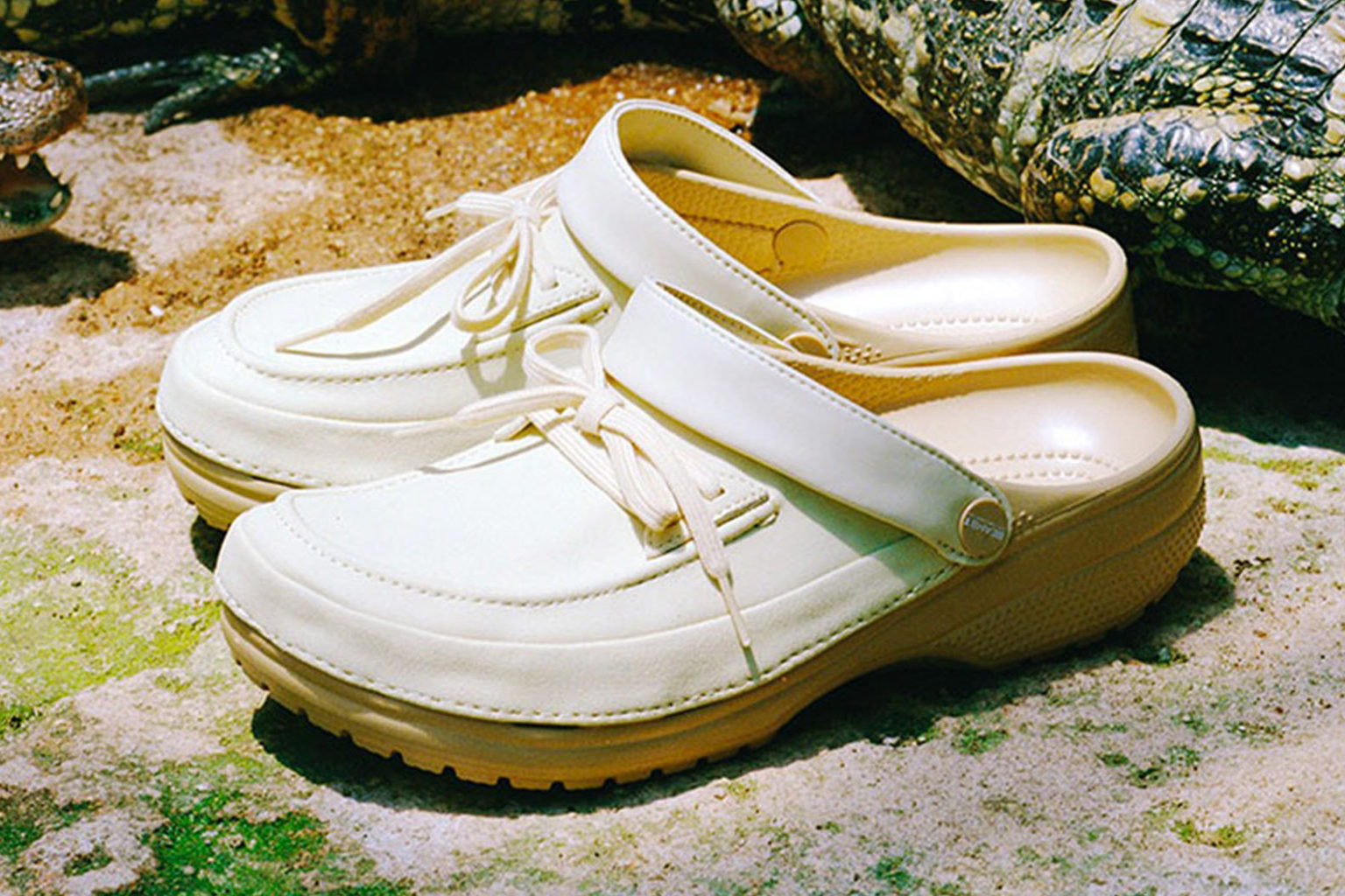 Crocs : ces collabs streetwear et luxe qui modernisent la chaussure "moche"