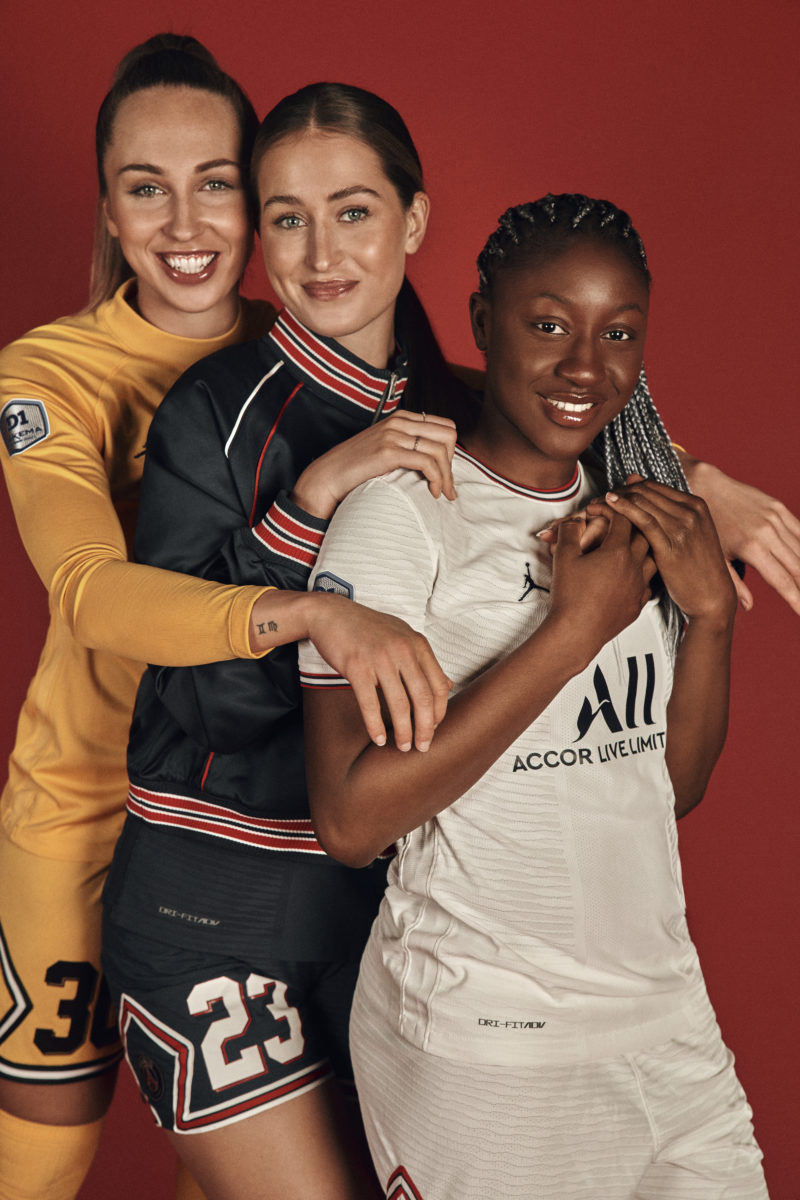 PSG : Les joueuses féminines honorées avec des posters géants devant le ...