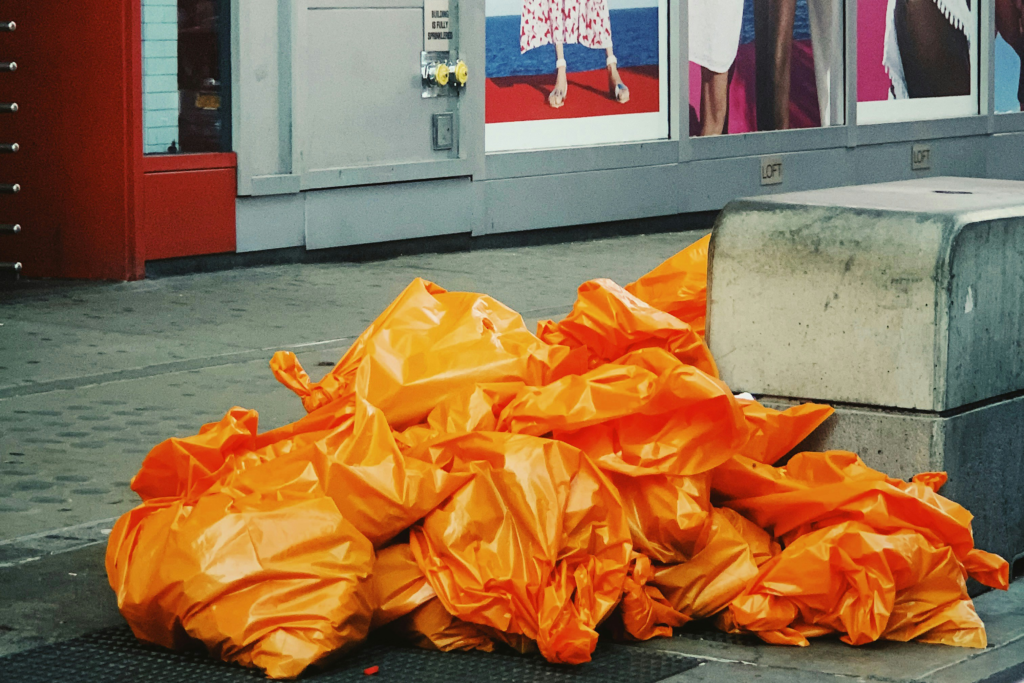 La loi anti fast-fashion enfin adoptée par le Sénat